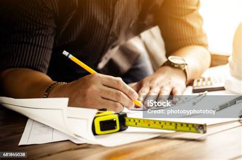 팀 구성 작업 열린 우주 사무실에서 랩톱으로 작업 진행 중인 회의 보고서입니다 비즈니스 컨셉 건축에 대한 스톡 사진 및 기타 이미지 Istock