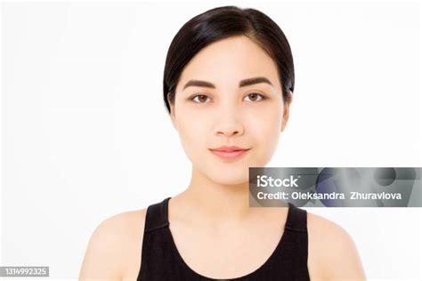 완벽한 아시아 여자 매크로 얼굴과 갈색 머리 깨끗한 건강한 머리는 흰색 배경에 고립 공간을 복사합니다 스킨 케어와 메이크업 컨셉 사람들에 대한 스톡 사진 및 기타 이미지