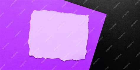 찢어진 종이 아래에 기록된 중요 정보 찢어진 메모장 아래 중요한 정보 찢어진 워크시트 아래에 표시된 중요 데이터 프리미엄 사진