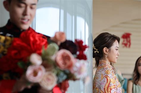 前NowTV主播丘靜雯結婚中式禮服出嫁獲健碩丈夫公主抱 藍天白雲下擁吻Sweet爆 星島日報