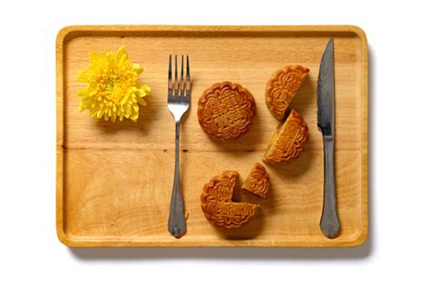 포크와 칼 무 로고 또는 상표와 분기에 전체 조각에서 노른자 전통 달케이크와 영어 연꽃 씨앗 붙여 넣기위에 중국어번역 0명에 대한 스톡 사진 및 기타 이미지 Istock