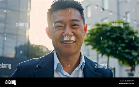 Glücklich Männlich Asiatisch Mittleren Alters Geschäftsmann Arbeiter