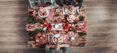 친구의 평평한 누워 함께 먹고 마시는 손 나무로 된 소박한 식탁에서 함께 모여 파티 모임 축 하 하는 사람들의 평면도 개체 그룹에 대한 스톡 사진 및 기타 이미지 Istock