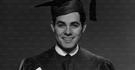 졸업 가운과 박격포를 입은 청년이 졸업장을 들고 1960년경 사진 조지 마크스레트로파일게티 이미지 사진 Unsplash의 졸업 이미지