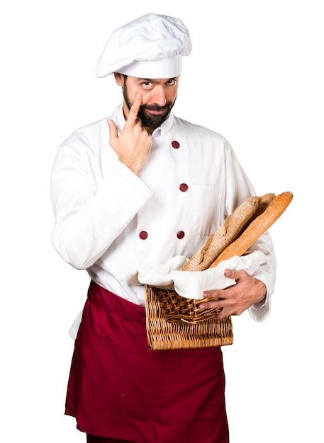 Jonge Bakker Die Wat Brood Houdt En Iets Laat Zien Gratis Foto