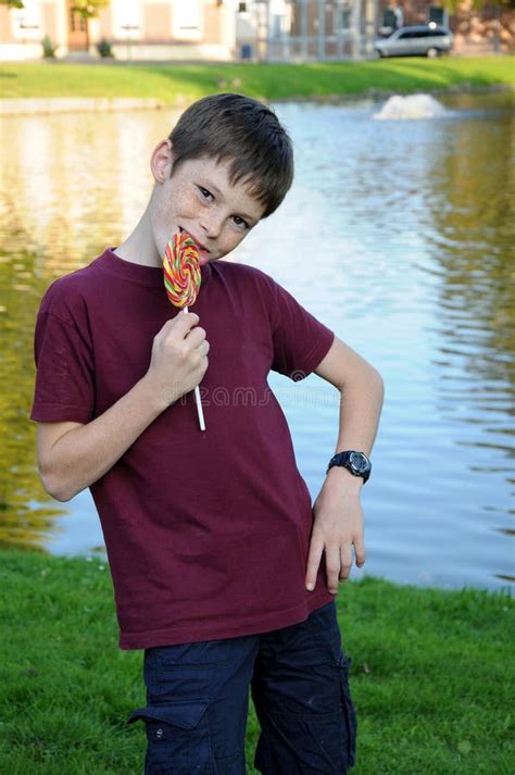 Un Ragazzo Con Le Lentiggini Si Diverte Immagine Stock Immagine Di