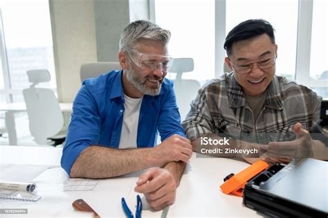 3d 프린터 인쇄 프로세스로 작업하는 엔지니어 2명에 대한 스톡 사진 및 기타 이미지 2명 35 39세 3차원 인쇄