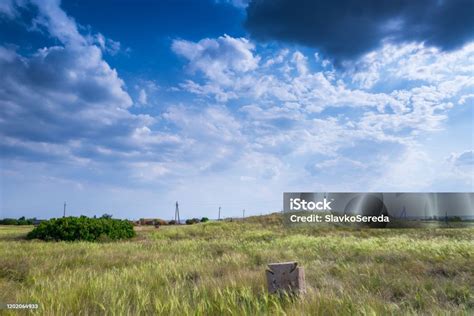 돌 무덤은 1719 세기의 고대 기독교 묘지에 교차합니다 드니프로 강 의 오른쪽 제방에 있는 대초원 언덕 우크라이나 자포리즈히아 시치의 코사크 정착촌 이전 Feather