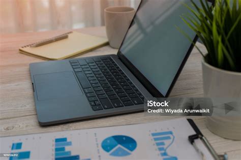 스마트 전화와 컴퓨터 노트북으로 사무실 책상에 비즈니스 문서 개념에 대한 스톡 사진 및 기타 이미지 개념 공란 교육