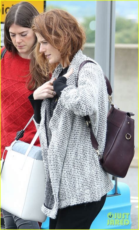 Kit Harington S Fiance Rose Leslie Flashes Engagement Ring At Airport