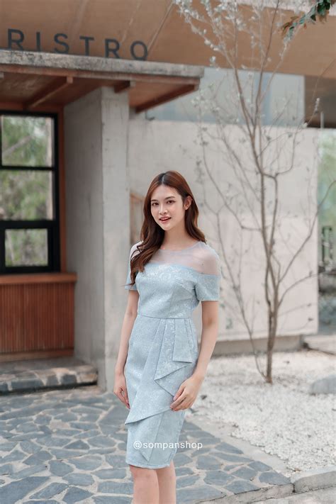 ชุดเดรสออกงานสีฟ้า ทรงเข้ารูป ผ้าอัดลาย ช่วงไหล่ซีทรู แขนสั้น เอวแต่งจีบ เรียบๆ สวยสง่า ใส่เป็น