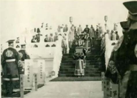 一組罕見歷史老照片：1915年袁世凱身穿龍袍登基的全過程！ 每日頭條
