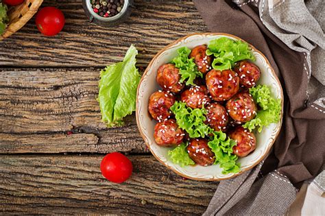 새 콤 하 고 달콤한 소스에 쇠고기 미트볼입니다 아시아 음식입니다 최고의 볼 수 있습니다 평면 배치 건강한 생활방식에 대한 스톡 사진 및 기타 이미지 Istock