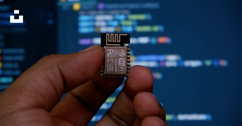 컴퓨터 화면 앞에서 마이크로 프로세서 칩을 들고 있는 손 사진 Unsplash의 무료 전자공학 이미지