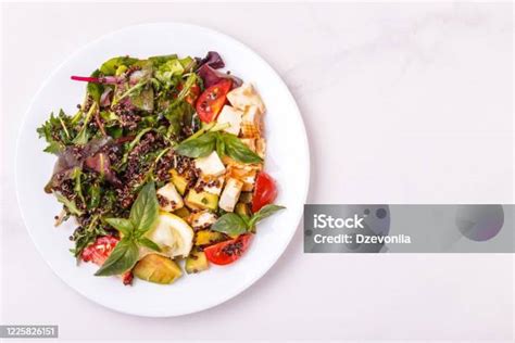두부 브로콜리 아보카도 올리브 토마토 시금치를 곁들인 퀴노아 샐러드 0명에 대한 스톡 사진 및 기타 이미지 0명 건강한 식생활 두부 Istock