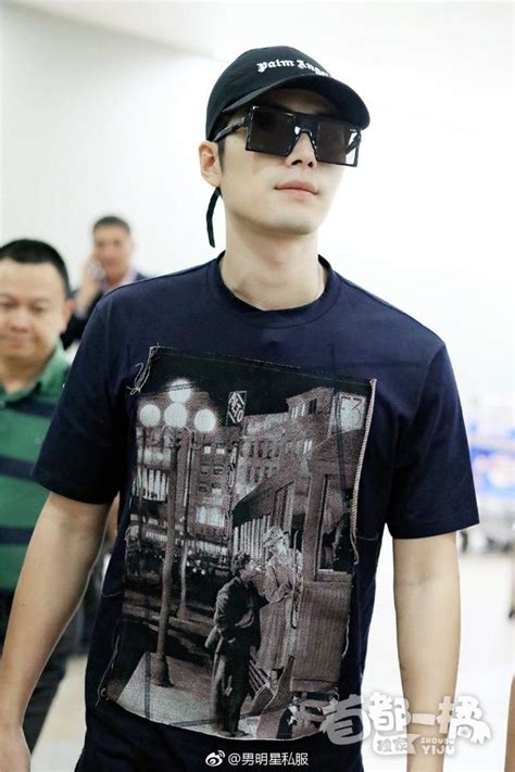 陳學東破洞褲子現身機場，正方形墨鏡很是顯眼 每日頭條