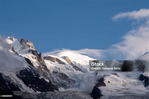 몽블랑 정상 4808m 알프스에서 가장 높은 산 여름에는 푸른 하늘을 배경으로 샤모니 오베르뉴 론 알프 오트 사부아 프랑스 0