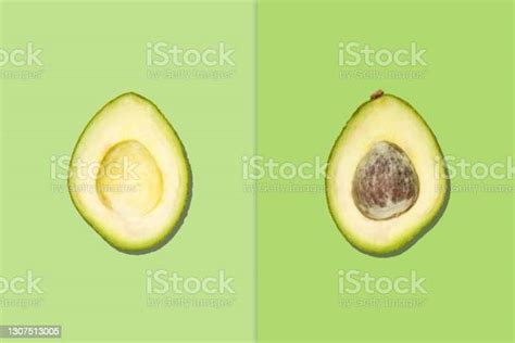 구덩이가없는 잘 익은 육즙 이 많은 아보카도 반과 연한 녹색과 녹색 배경 엽서에 구덩이가있는 아보카도 반 개가 반으로 접어 개념에 대한 스톡 사진 및 기타 이미지 Istock
