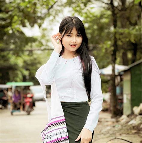 အချစ်အကြောင်းနားမလည်သေးတဲ့ တောသူလေးပါရှင့်😁 Myanmar Cute Girls Facebook