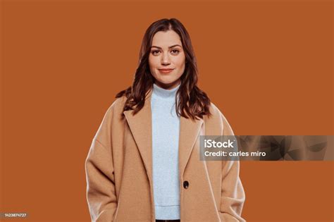 스튜디오에서 베이지 색 코트를 입은 아름다운 웃는 여자 인물 사진에 대한 스톡 사진 및 기타 이미지 인물 사진 코트 의복 한 명의 여자만 Istock