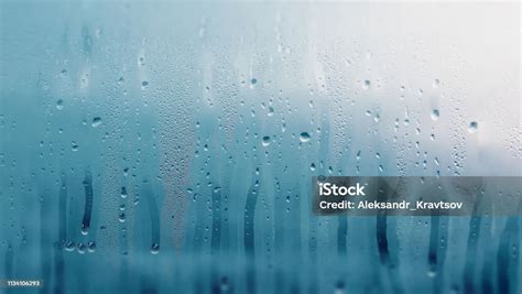 투명 유리창에 떨어지는 응축 물 방울 추상적인 배경 텍스처입니다 습기의 세부 사항 클로즈업 0명에 대한 스톡 사진 및 기타