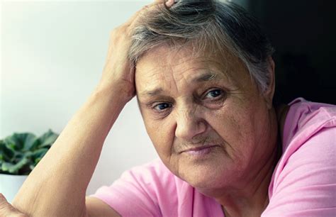 창가에 있는 노인 여성 그녀의 집에 있는 창문가 있는 외로운 늙은 여자 슬픈 외로운 노년기 60 69세에 대한 스톡 사진 및 기타 이미지 Istock