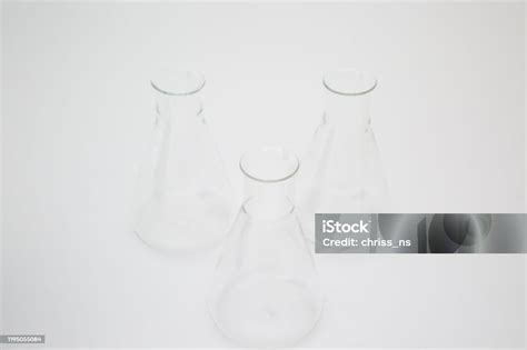 흰색 배경에 고립 된 세 가지 과학 실험실 유리 에를렌 마이어 플라스크 3가지 개체에 대한 스톡 사진 및 기타 이미지 3가지 개체 Stem 주제 개념 Istock