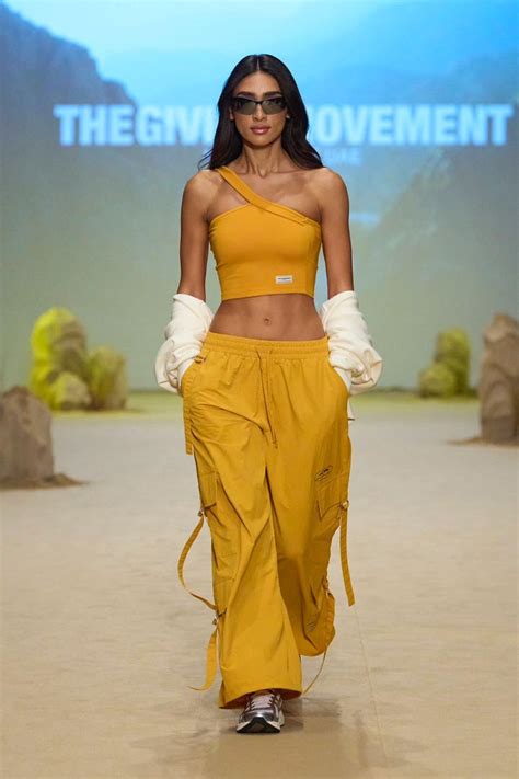 الجمهورية بالفيديو والصور عارضة أزياء لبنانية شابة تخطف الأنظار في