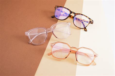 다양한 색조의 갈색 음영의 기하학적 배경에 안경 몇 켤레 0명에 대한 스톡 사진 및 기타 이미지 0명 개념 개선 Istock