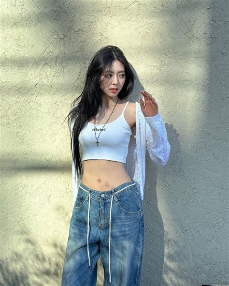 시원한 튜브탑 주황색 뜨개질 초미니 엉덩이 튕기는 르세라핌 채원