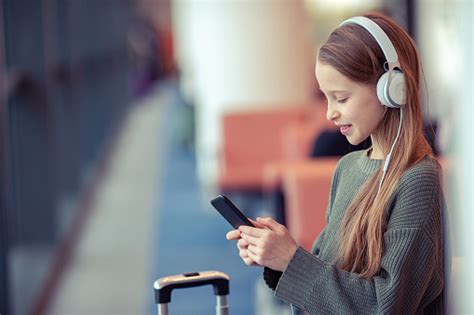 창에 가까운 큰 국제 공항에서 공항에서 사랑 스러운 어린 소녀 가방에 대한 스톡 사진 및 기타 이미지 가방 공항 관광