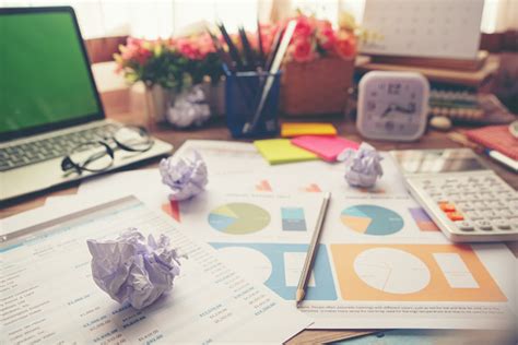 비즈니스 컴퓨터 사무실 책상 데스크톱 노트북 구겨진된 종이 유리 계산기 클록 및 연례 요약 보고서 문서 및 종이 집에서 작업 공간 비즈니스 임원 사무실 테이블 개념입니다