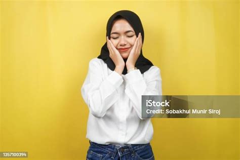 아름다운 젊은 아시아 무슬림 여자 행복 미소 귀여운 편안한 느낌 걱정 좋은 느낌 노란색 배경에 고립 된 뺨을 들고 손으로 20 24세에 대한 스톡 사진 및 기타 이미지