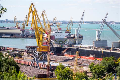 곡물을 로드 하기 위한 포트에서 건조 화물 배 선박 대량 운반대에 터미널 포트에 곡물을 로드 선박 건조 화물 로딩 포트에