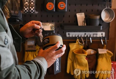 캠핑용품 살펴보는 시민들 연합뉴스