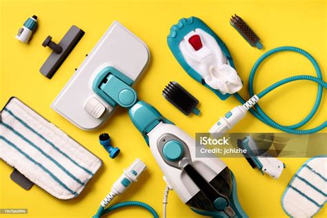 노란색 배경에 현대적인 전문 스팀 청소기로 설정 합니다 평면도 평 신도 복사 공간이 있는 배너입니다 클리닝 서비스 컨셉 가사 집안일에 대한 스톡 사진 및 기타 이미지