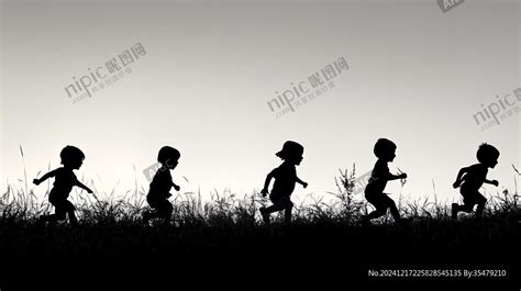 Ai创作图奔跑的小孩剪影 儿童奔跑剪影 奔跑的踢球的小孩剪影 奔跑吧童年 草地上奔跑的儿童 奔跑小人 小朋友剪影 小孩的剪影 小朋友奔跑 先祖部落 儿童奔跑追逐 奔跑的小人 追太阳的小孩 童年