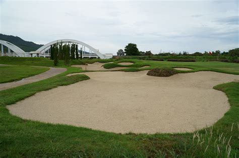 모래 벙커와 화이트 브리지 철도가있는 아름다운 골프 코스에서 멋진 전망 0명에 대한 스톡 사진 및 기타 이미지 0명 거친 골프 Istock