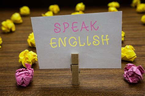 필기 텍스트 영어 이야기 쓰기입니다 개념 의미 연구 다른 외국 언어 온라인 구두 코스 옷 핀 여러 백서 참고 구겨진 종이 들고 실수 시도 합니다 개념에 대한 스톡 사진 및