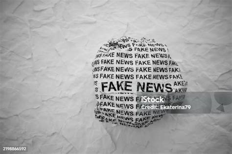 구겨진 종이 공 와 단어 와 가짜 뉴스 통하고 있는 찢어진 흰 종이 조각 배경 0명에 대한 스톡 사진 및 기타 이미지 Istock