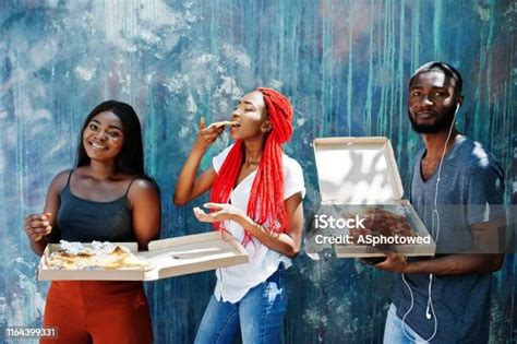 그림 벽에 피자 상자를 들고 세 즐거운 아프리카 계 미국인 친구 건강한 생활방식에 대한 스톡 사진 및 기타 이미지 건강한 생활방식 건강한 식생활 남자 Istock