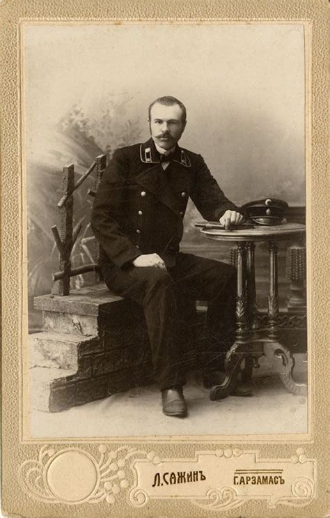 Фото Фотопортрет чиновника сидящего на крылечке за круглым столом 1900 е г Арзамас