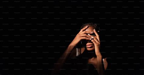 손으로 얼굴을 가리는 여자 사진 Unsplash의 외로운 이미지