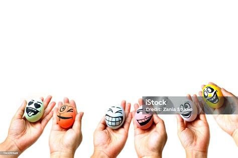 인간의 손으로 흰색 배경에 고립 된 미소 계란과 완벽 한 다채로운 수 제 부활절 달걀 부활절의 날 개념입니다 재미 있는 장식 행복 한 부활절 개념에 대한 스톡 사진 및 기타