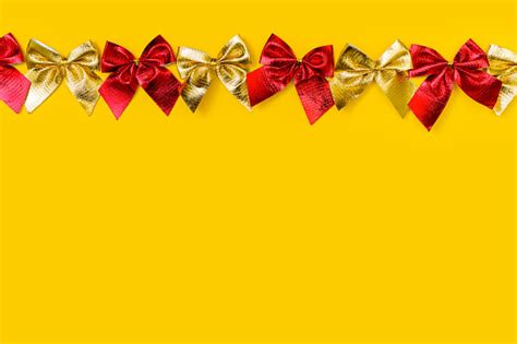 수평 축제 배경 노란색 배경에 빛나는 빨간색과 금 활 평면 평지 공간 센터 복사 0명에 대한 스톡 사진 및 기타 이미지 0명 12월 개체 그룹 Istock