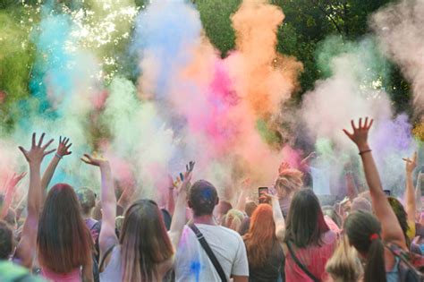 색상의 홀리 축제입니다 분말과 먼지의 컬러 페인트의 홀리 다채로운 축제 색깔의 가루로 덮인 사람들은 축하하고 춤을 즐기고 기뻐합니다 감정에 대한 스톡 사진 및 기타 이미지