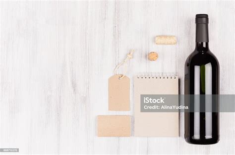 모의 최대 빈 베이지색 크 래 프 트 포장 문구 상품 부드러운 흰색 나무 배경 병 레드 와인 공간을 복사 합니다 개념에 대한 스톡 사진 및 기타 이미지 Istock