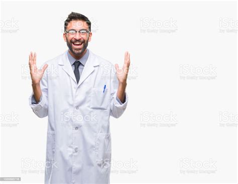 성인 히스패닉 과학자 또는 의사 남자 화이트 입고 미친을 축 하 하는 고립 된 배경 위에 코트 하 고 무기와 성공을 위한 흥분 비명 제기 및 오픈 눈 깜짝 놀라게 우승자