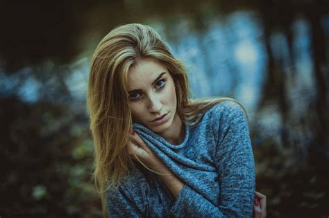 배경 화면 얼굴 여자들 모델 초상화 금발의 긴 머리 사진술 푸른 소녀 아름다움 눈 어둠 헤어 스타일 스크린 샷 컴퓨터 벽지 인물 사진 사진