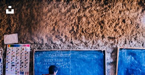 한 남자가 한 무리의 사람들 앞에서 칠판에 글을 쓰고 있다 사진 Unsplash의 무료 교실 이미지